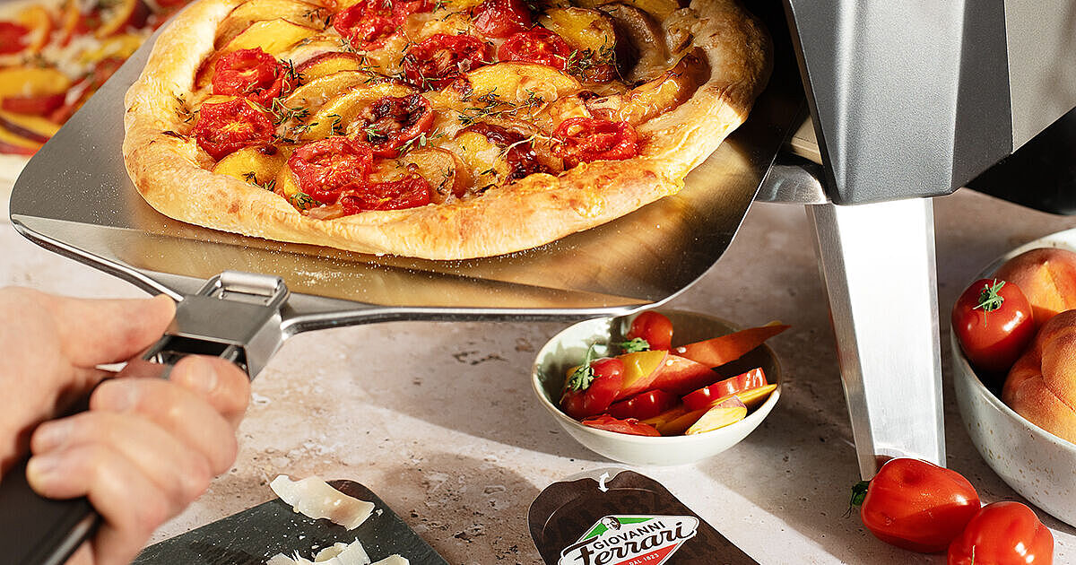 Sommerliche Pizza mit Kirschtomaten und Pfirsich