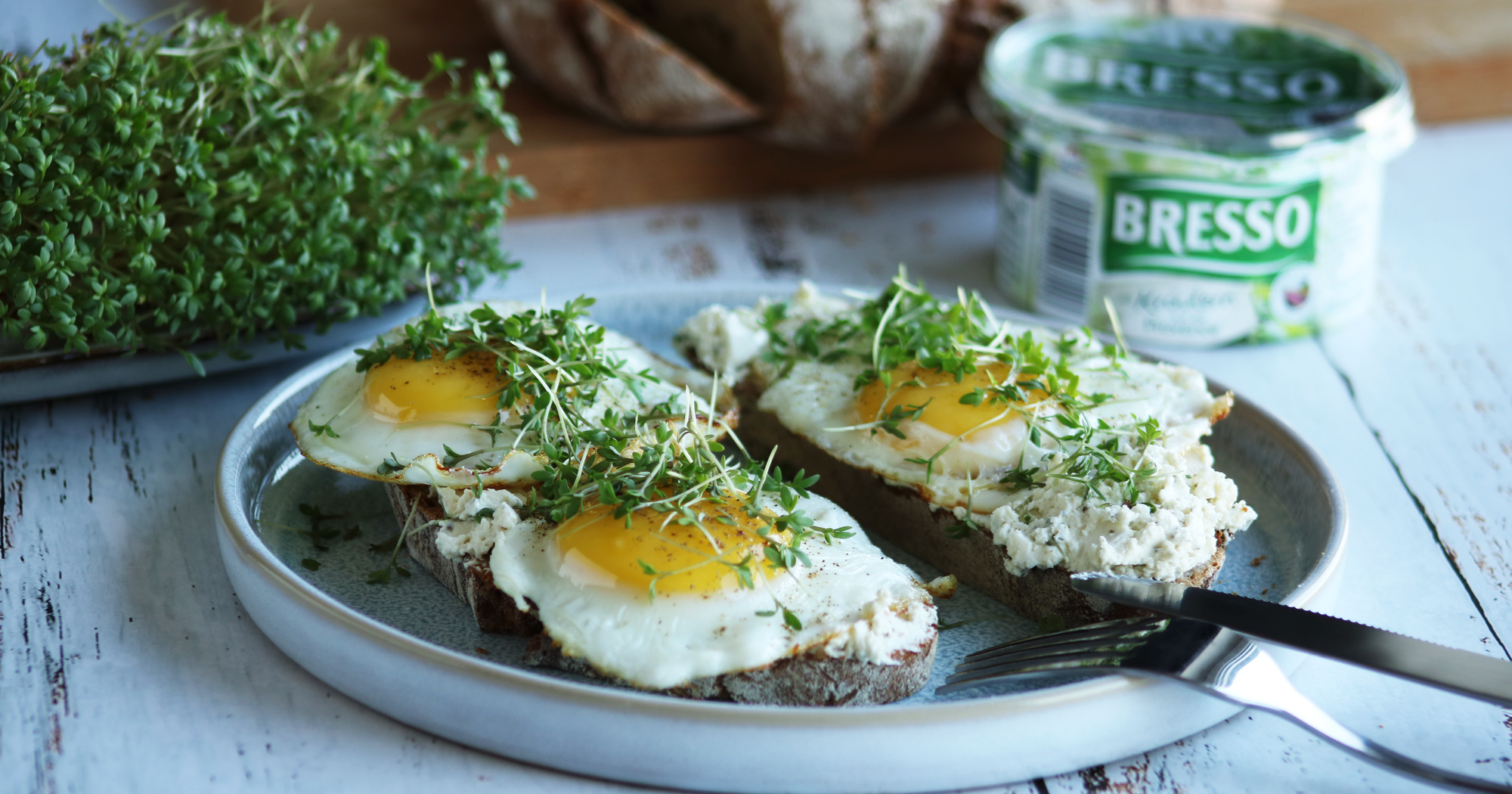 Stulle mit Bratei und Frischkäse
